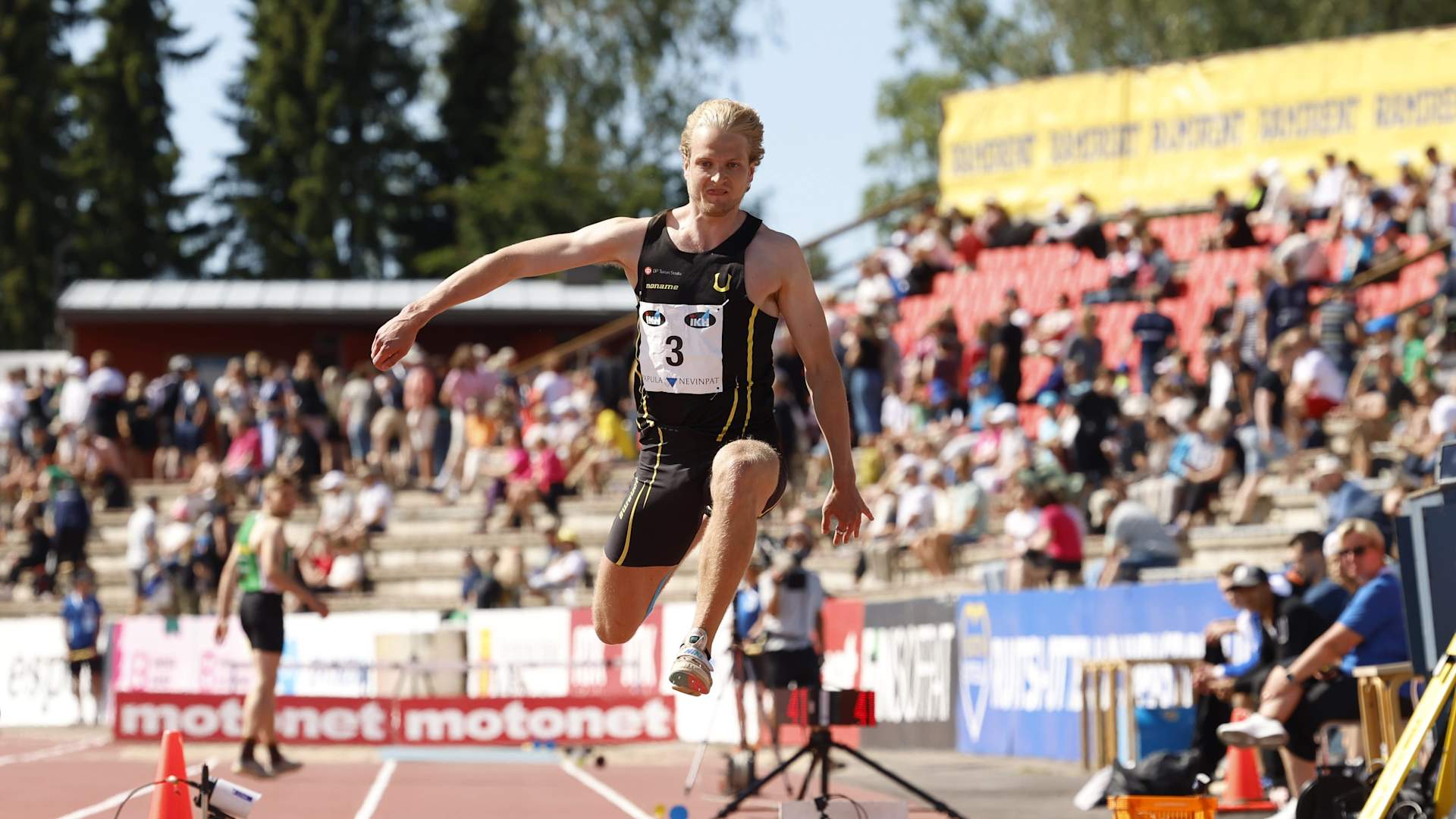 Topias Koukkula loikkii 15,53 ja nousee kilpailun toiseksi ...