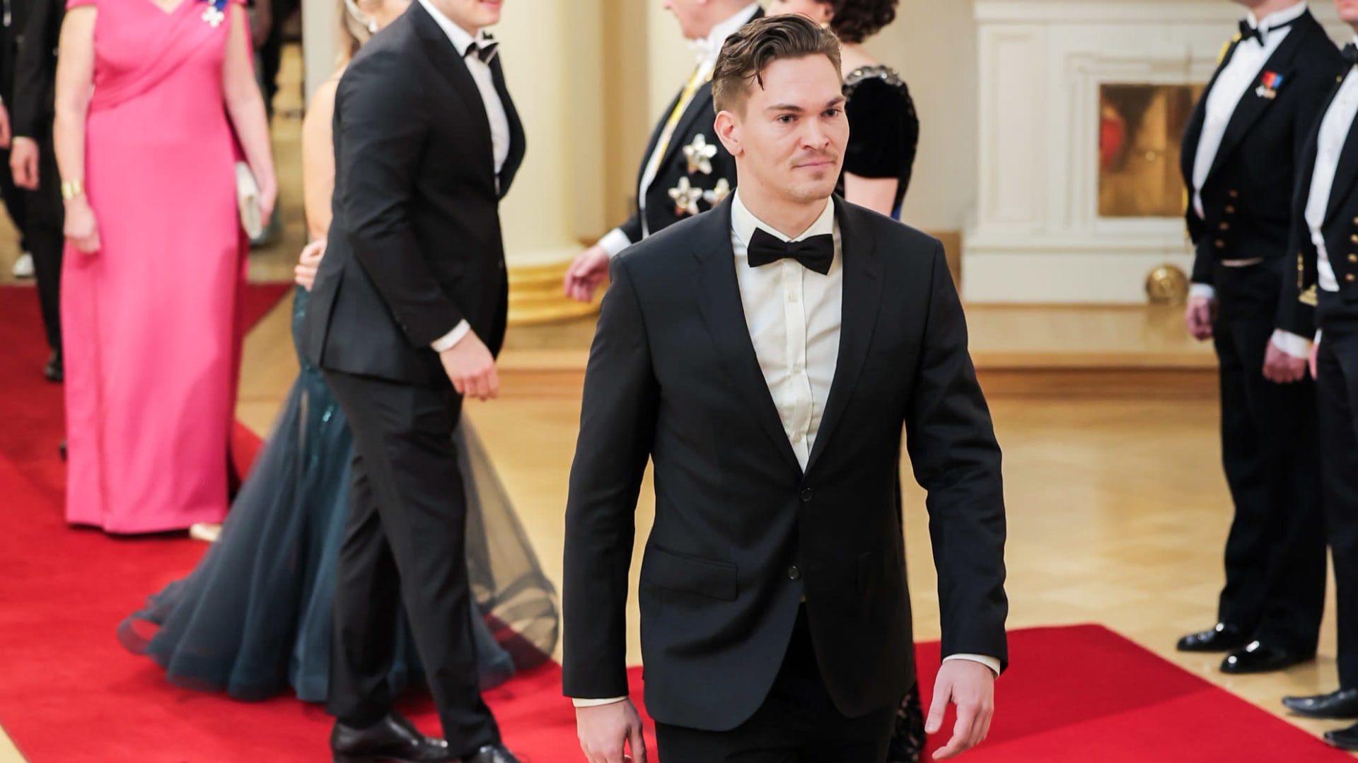 Linnan juhlien "tuplakättelijä" hämmentää | Uutisvideot 2023 | Yle Areena