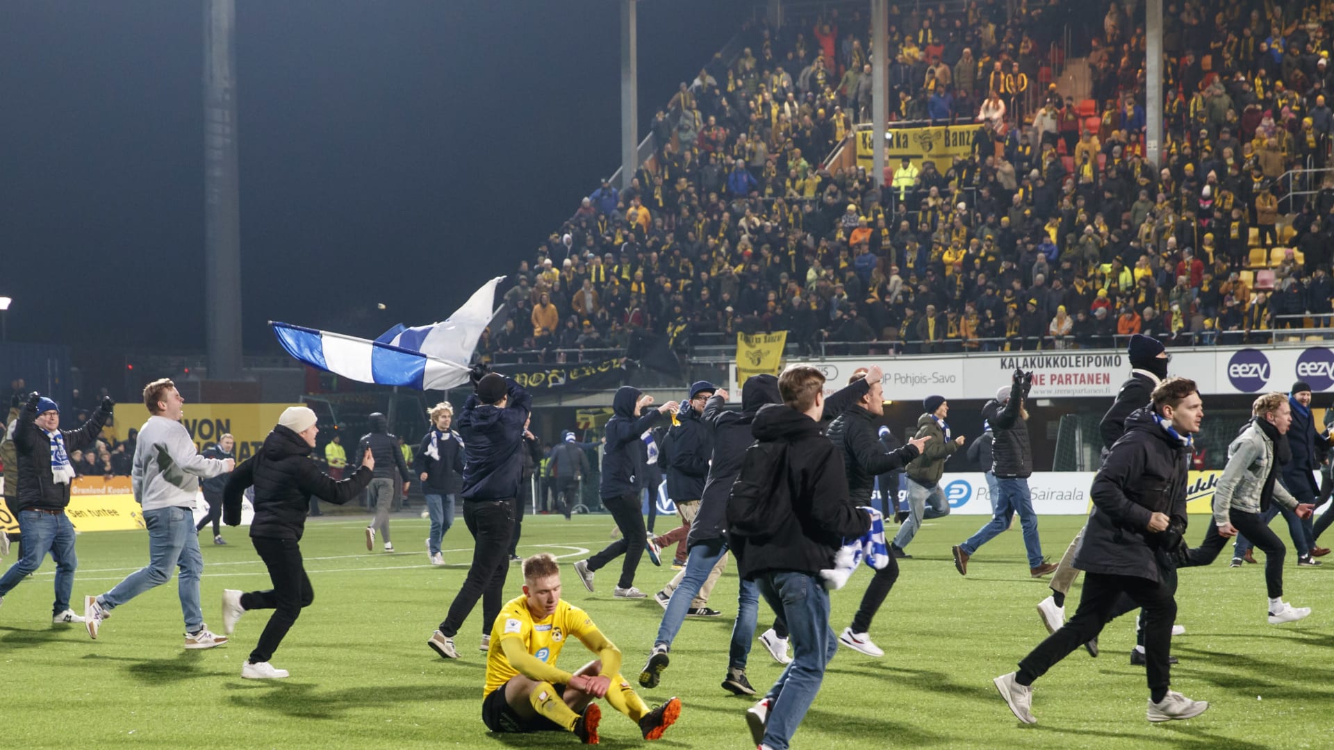 HJK-fanit rynnivät kentälle Suomen mestaruuden ratkeamisen jälkeen ...