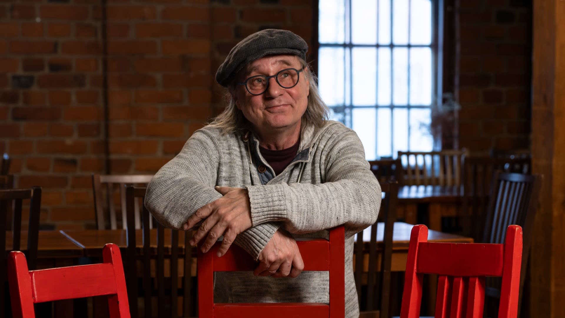 Näyttelijä Tom Lindholm on nikkaroinut kulttuuritaloon lähes 300 tuolia ...