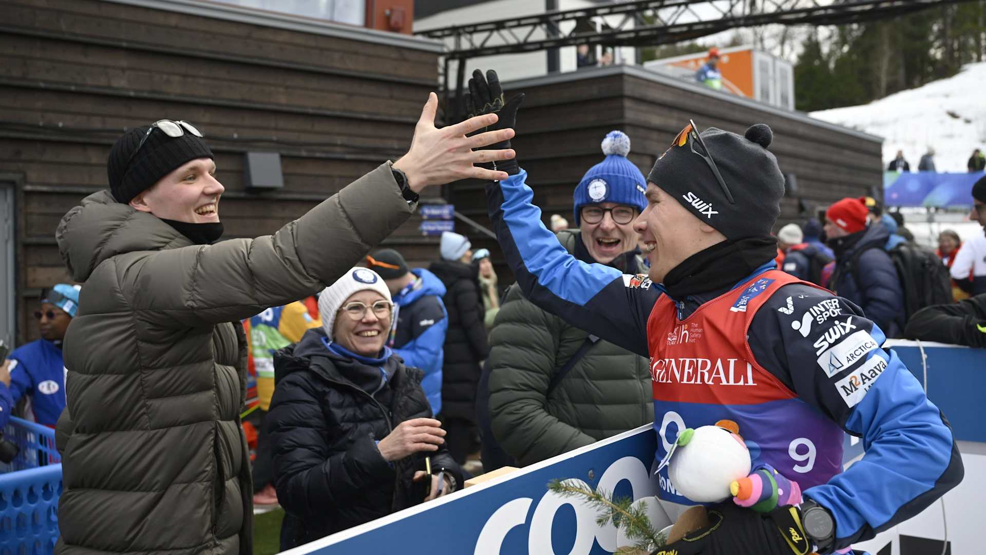 Suomen joukkueen jäsenet nappasivat Lauri Vuorisen kantoon MM-pronssin ...