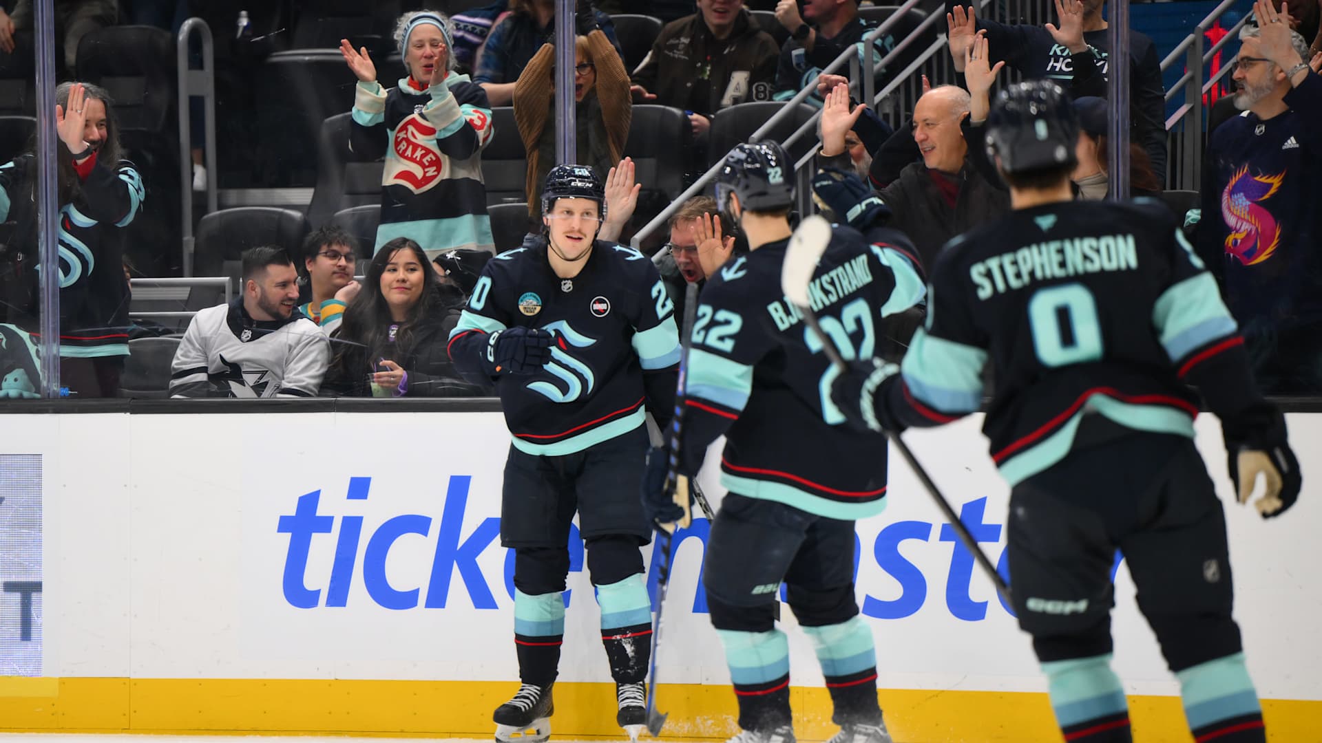 Eeli Tolvanen styr in pucken | Ishockey i NHL | Yle Arenan