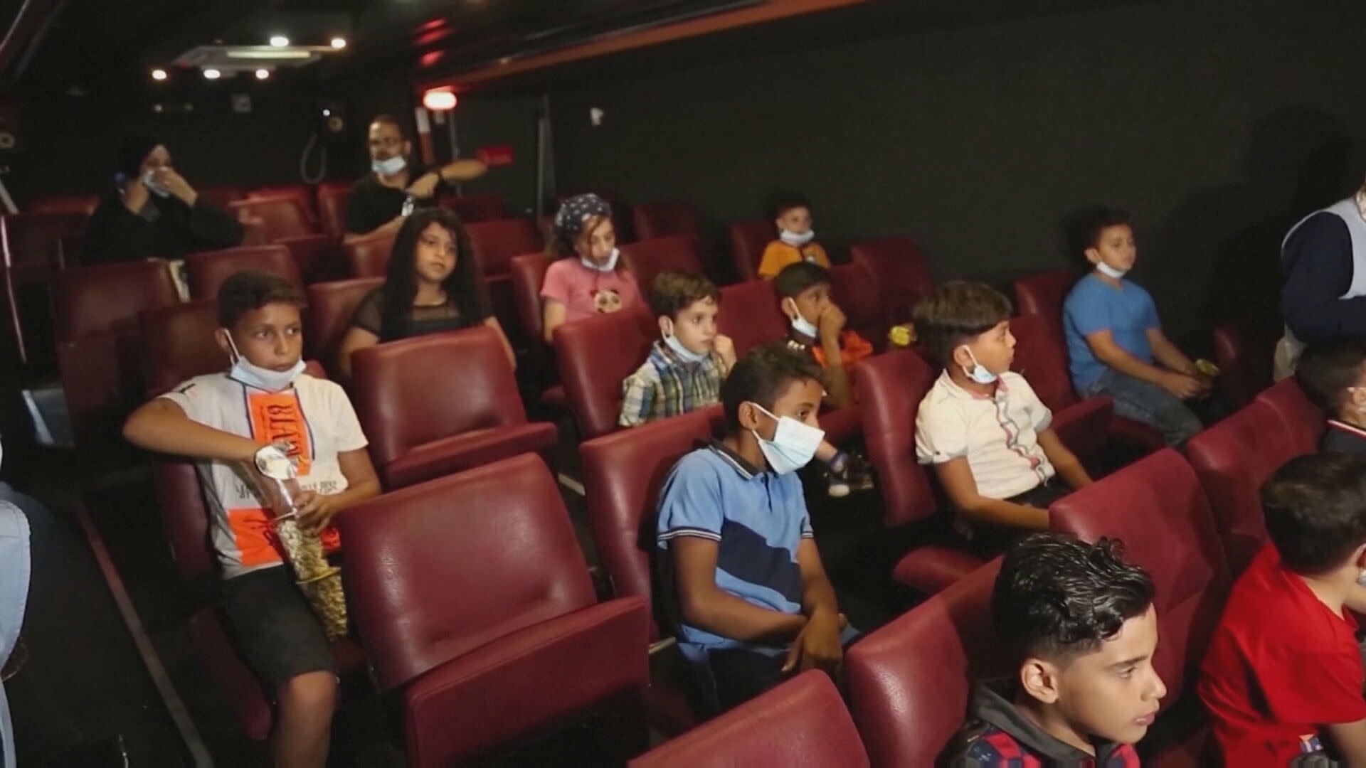 Video: Rullande biograf kommer med film och popcorn till gazaborna ...