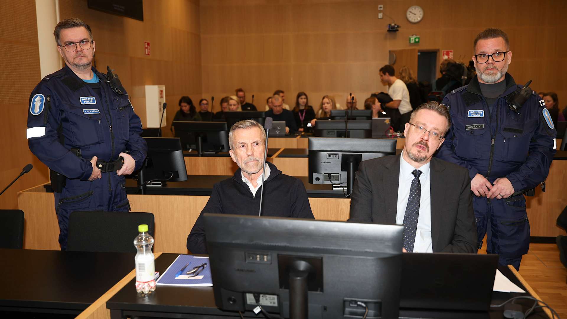 Yle paikalla Rolf Nordmon oikeudenkäynnissä – syytetään Janne Puhakan ...