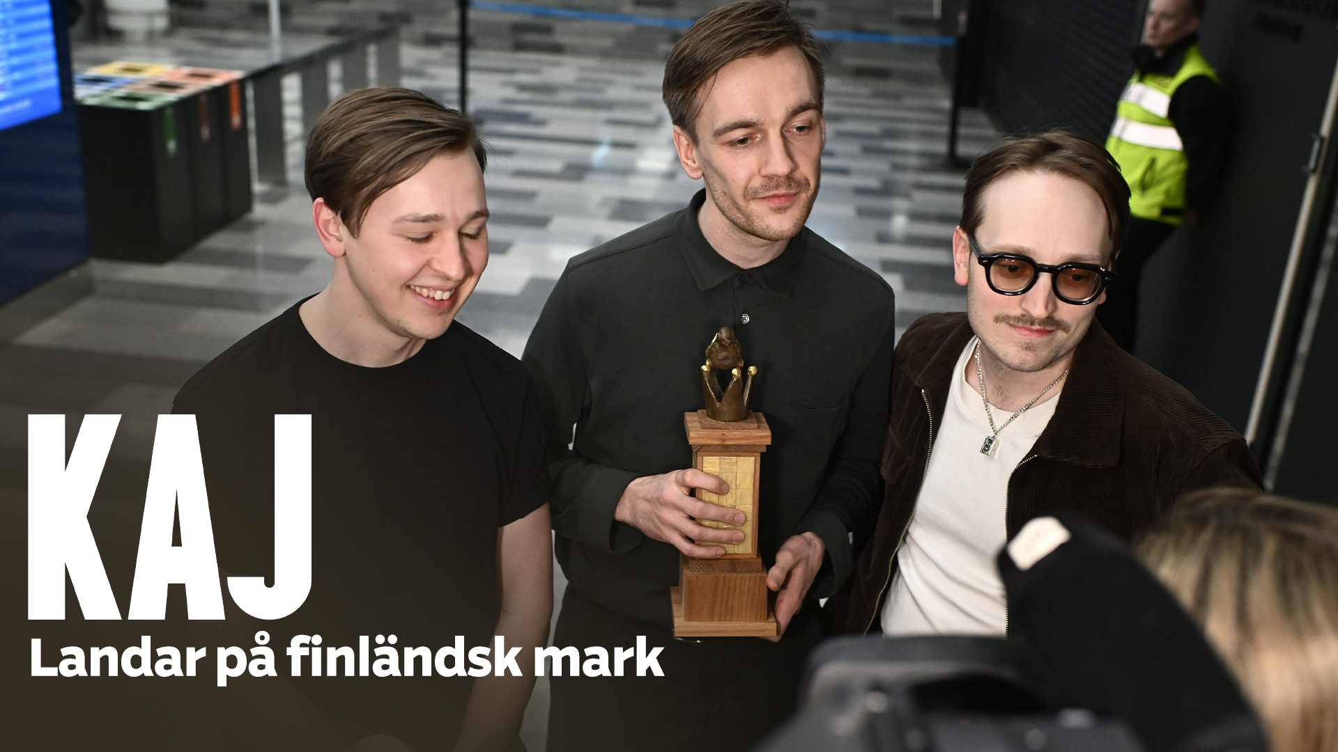 KAJ anländer till Helsingfors-Vanda flygplats | Yle Uutiset live | Yle Arenan