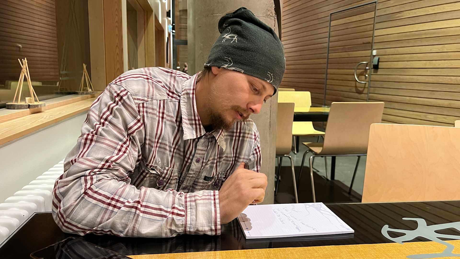 Saaʹni âânnmõõžžâst luâđlaž vueʹss arggpeeiʹvid | Yle Säämi videoh ...