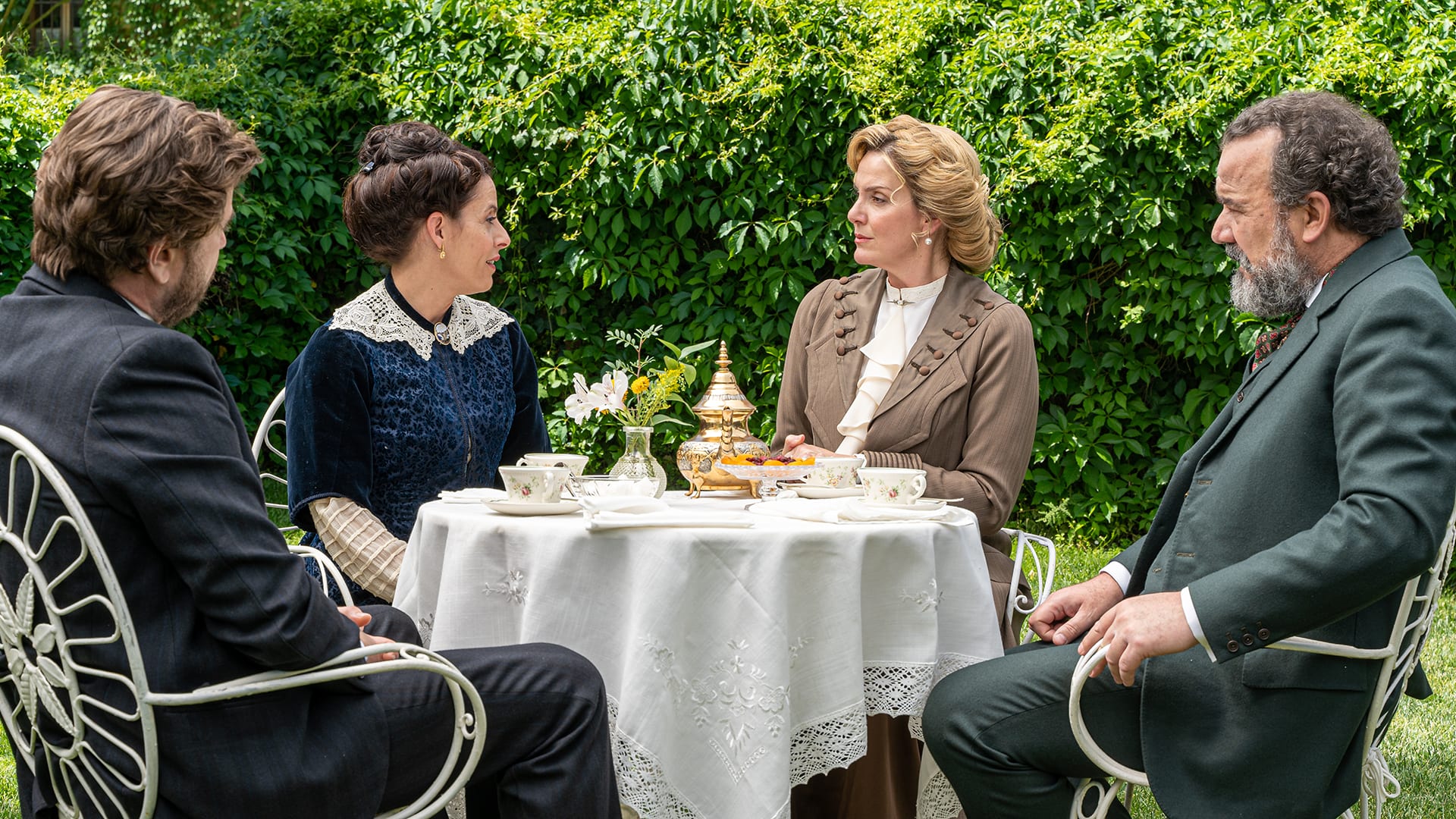 K2, J34: Onnittelut, tyttäreni! | La Promesa - Salaisuuksien kartano ...