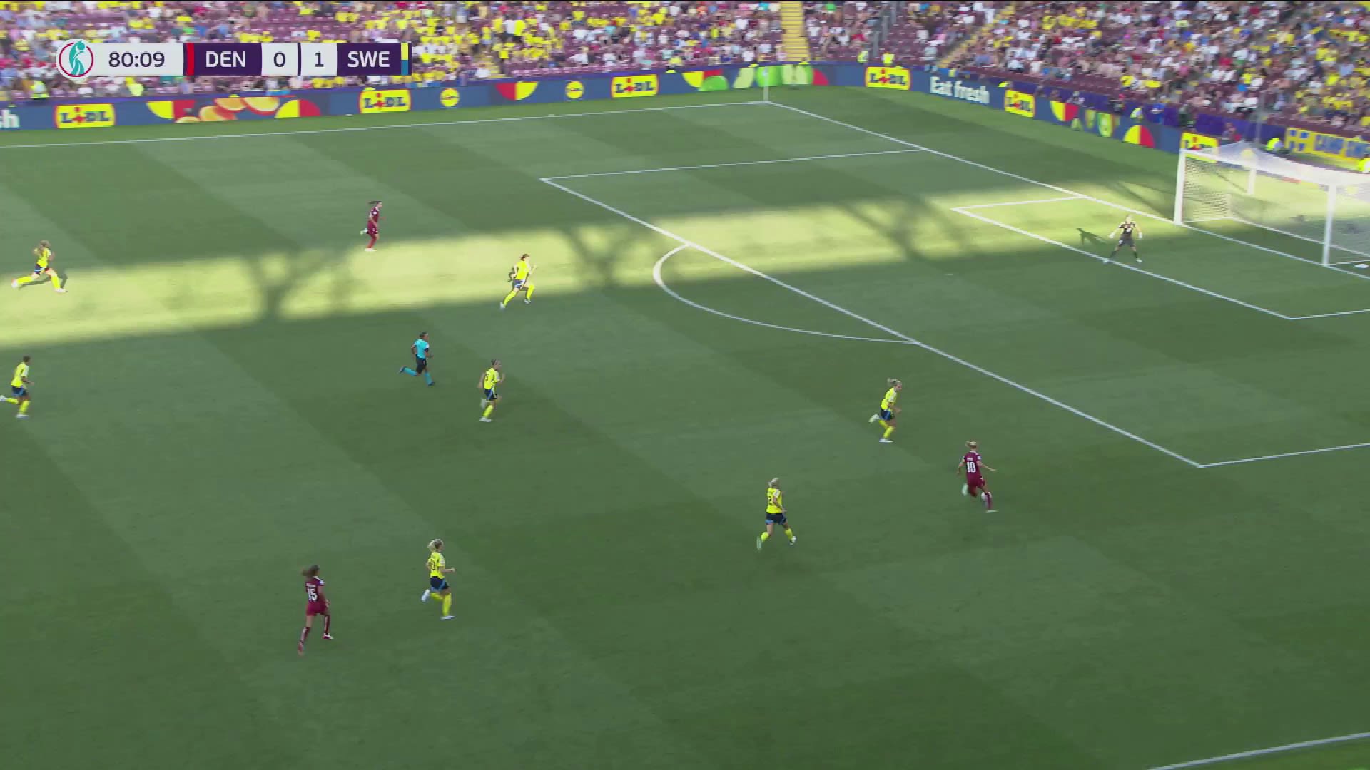 Pernille Harder skjuter i ribban | Sportklipp | Yle Areena