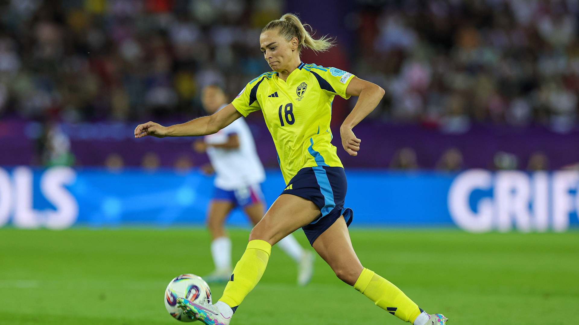 Tuomari kaataa Englannin pelaajan – Fridolina Rolfölle huippupaikka ...