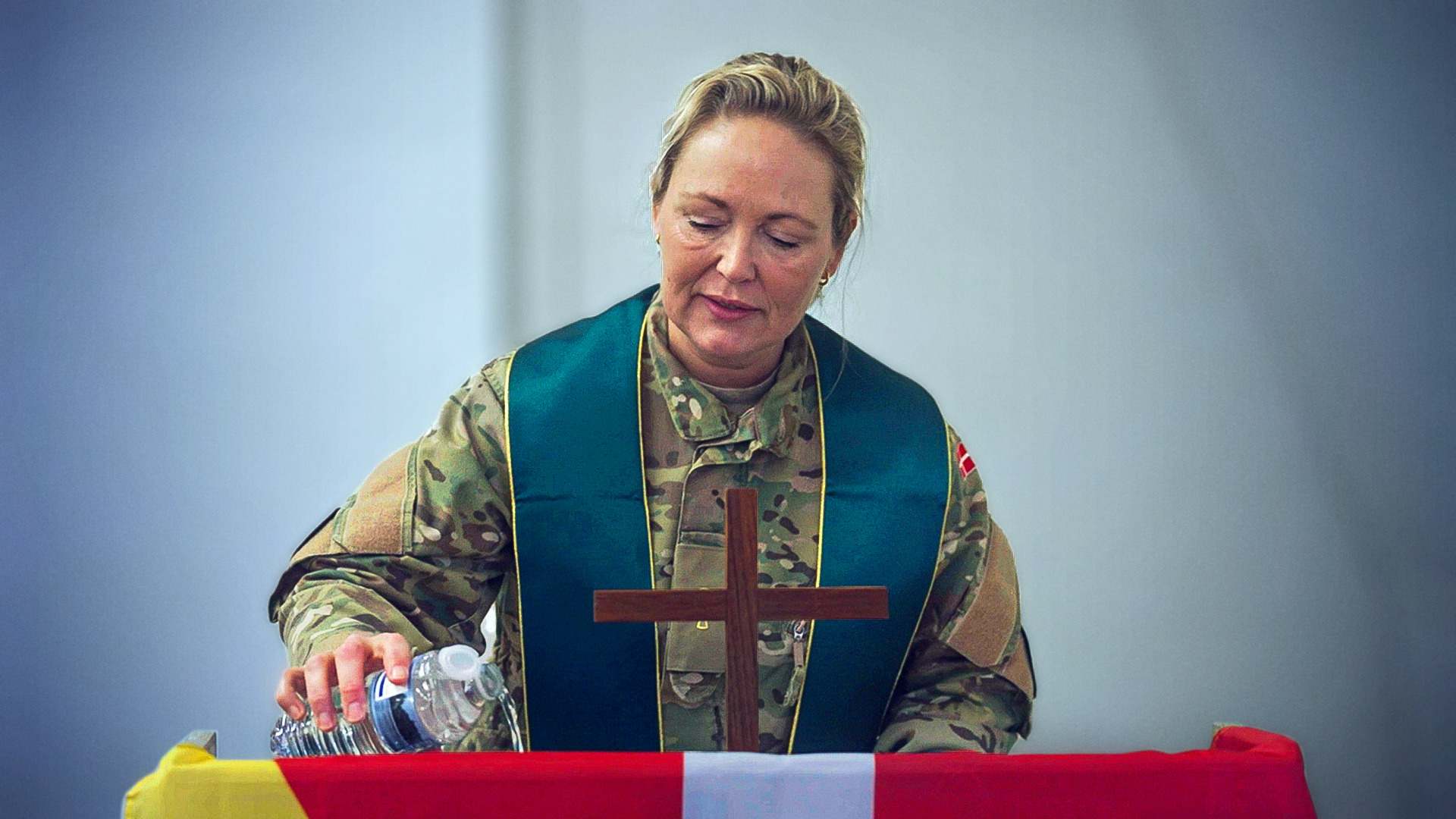 K1, J2: Aseita ja siunausta | Papit sota-alueella | Yle Areena