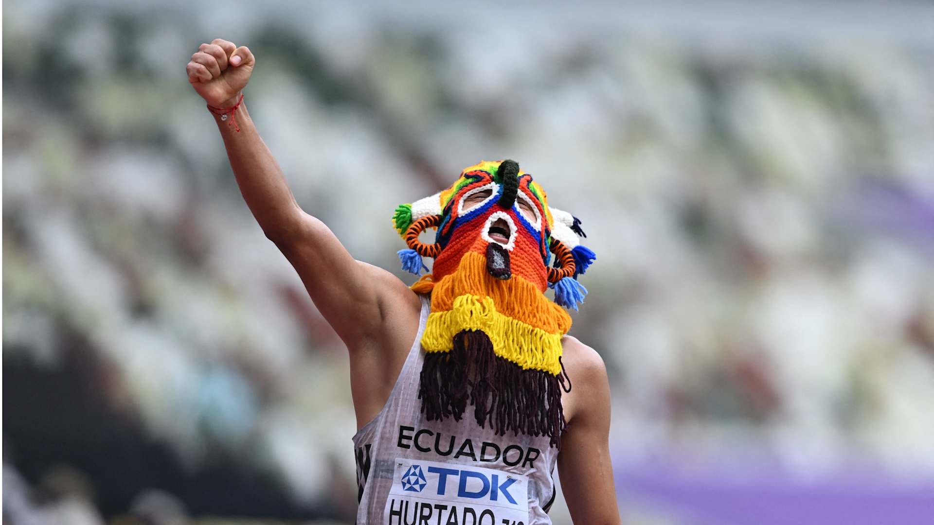 Huomasitko tämän kävelijän, joka tuuli maaliin naamari päässään? | VM i friidrott | Yle Arenan