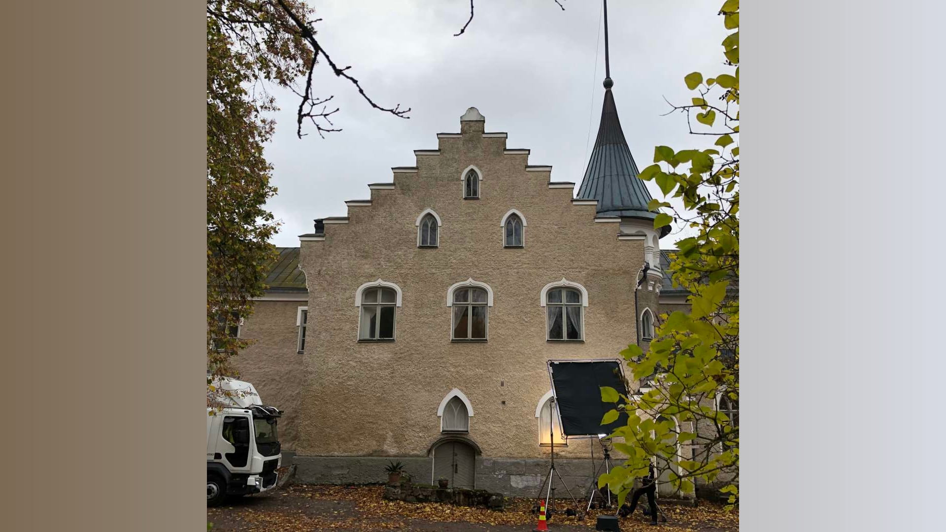 En rysligt spännande ungdomsserie spelas in i Sjundeå när Svidja slott ...