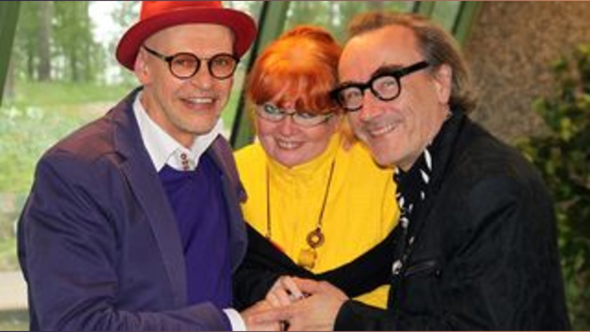 Juhannusvieraina hömpsykkäpariskunta Esa Saarinen ja Pipsa Pallasvesa ...