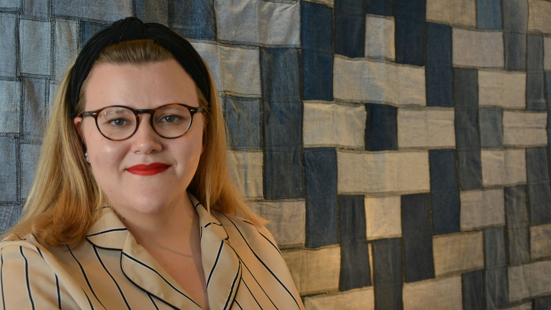 Gamla jeans får nytt liv när Ellen Mattsson sätter saxen, och tråden, i ...