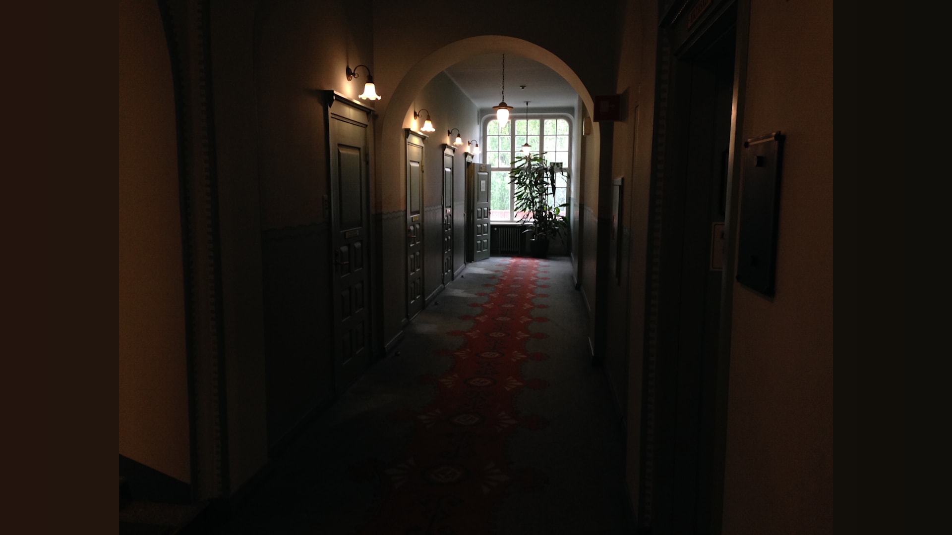 Harmaa rouva kuljeskelee aaveena Imatran Valtionhotellissa | Radio ...