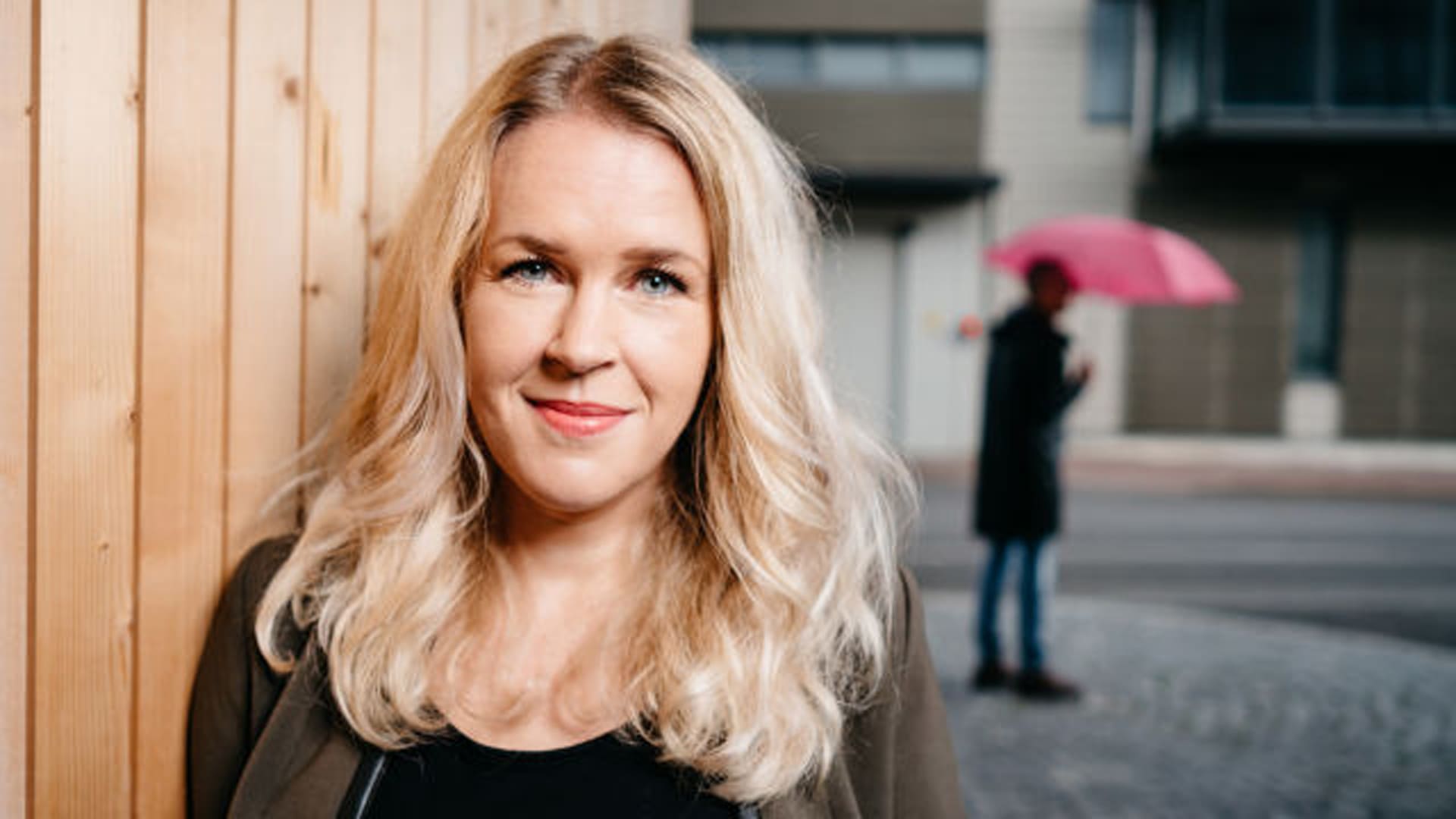 Många studerande sommarjobbar ännu. Maria Säkö har läst igenom 40 av ...