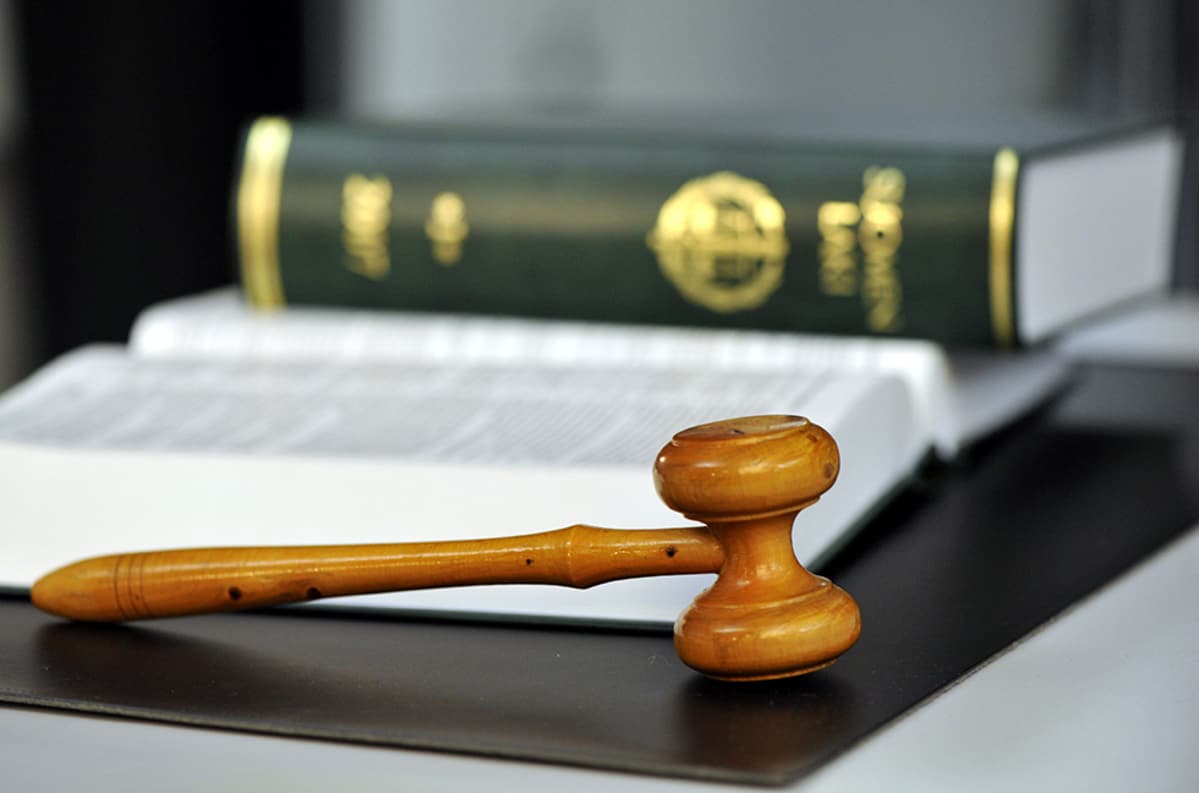 Kyselyssä kaksi kolmesta tuomarista: Lakimiesten palkkiot ovat usein ...