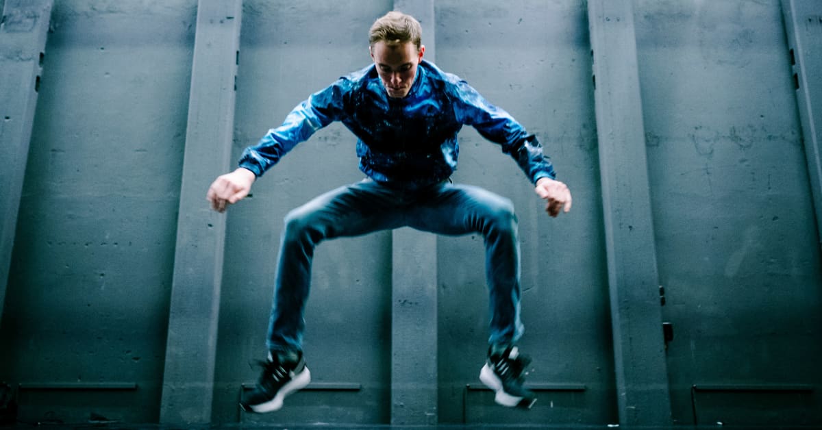 Jumpstyle syntyi kun tanssijat kukkoilivat somessa, nyt sitä voi nähdä ...