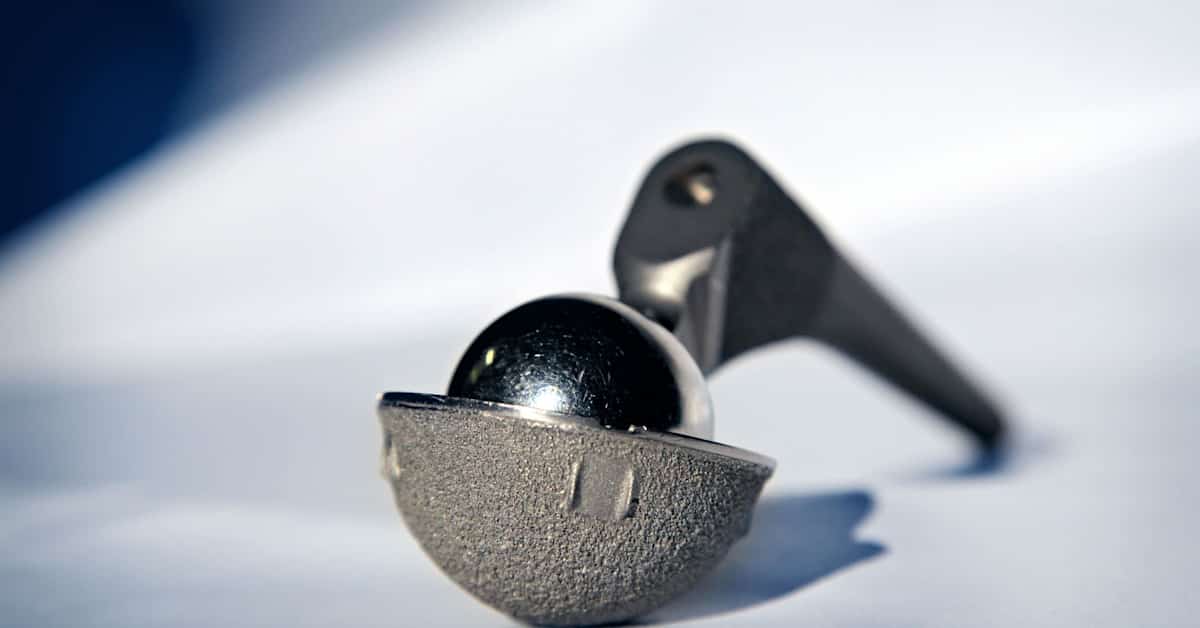 Tekonivelten omituiset korvauskäytännöt | Akuutti | Yle