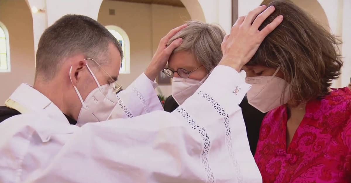 Saksassa katolisen kirkon papit uhmaavat Vatikaanin linjausta ja ...