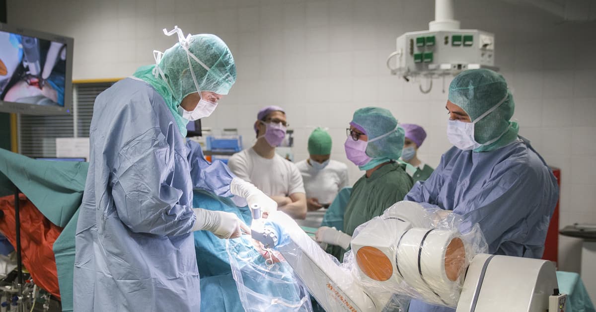Robot lends Helsinki surgeons a helping hand during first brain surgery ...