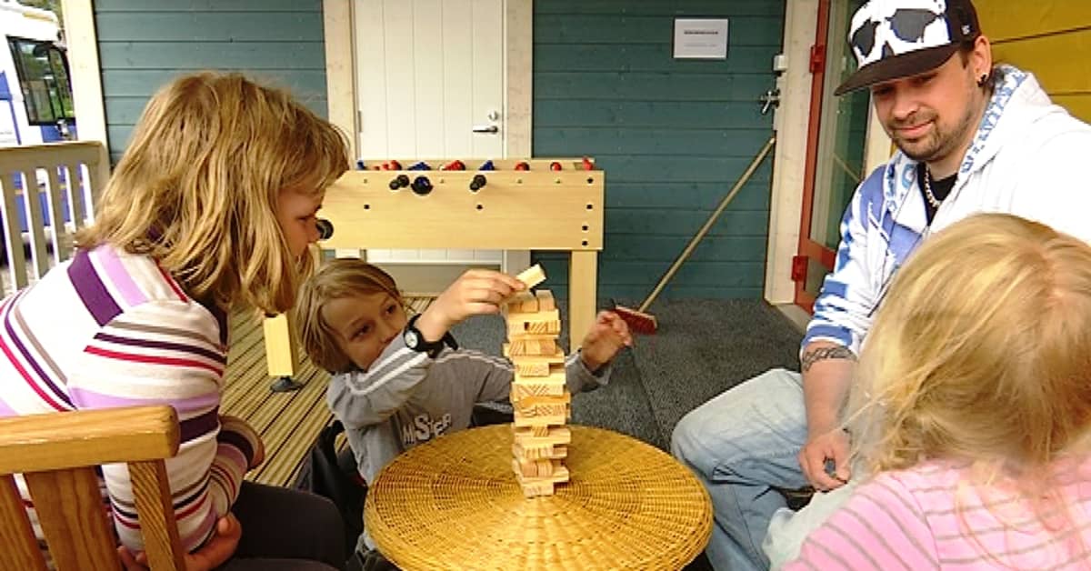 Liikkuva nuorisotila Rolleri rullaa Rovaniemen pikkukylillä | Yle