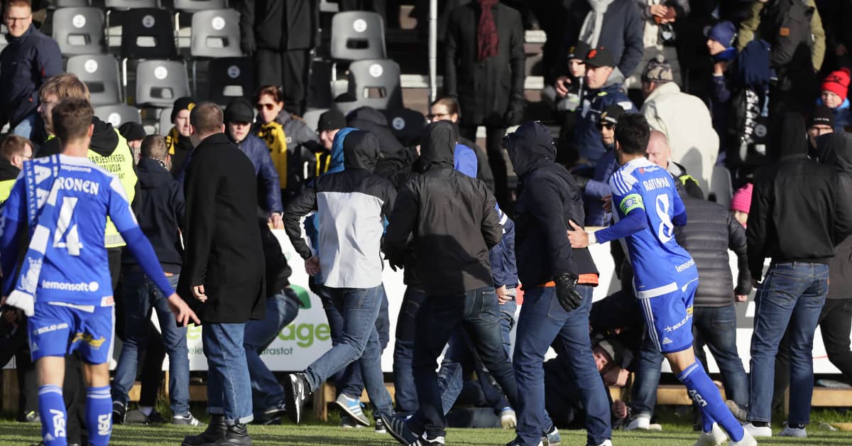 Fanit rähinöivät HJK:n ja Hongan välisen ottelun jälkeen ...