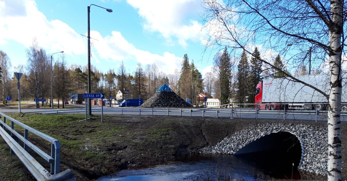 Valtuutetut visiitille Enoon ja Uimaharjuun | Yle