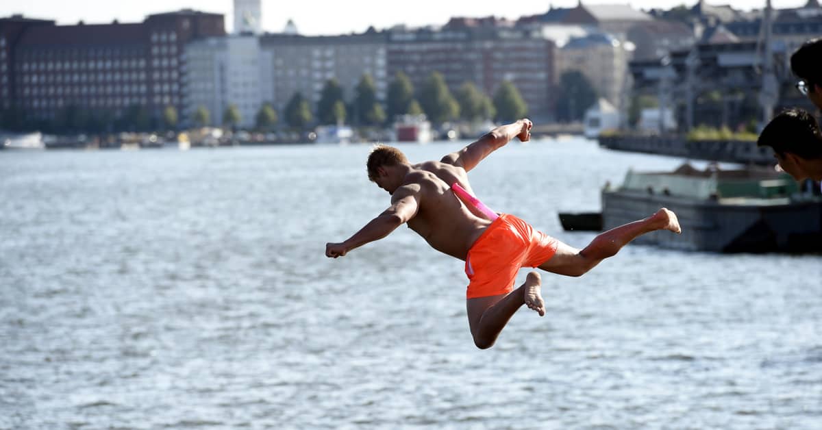 Monday's papers: Hungary's anti-Finland propaganda, unpicked berries ...