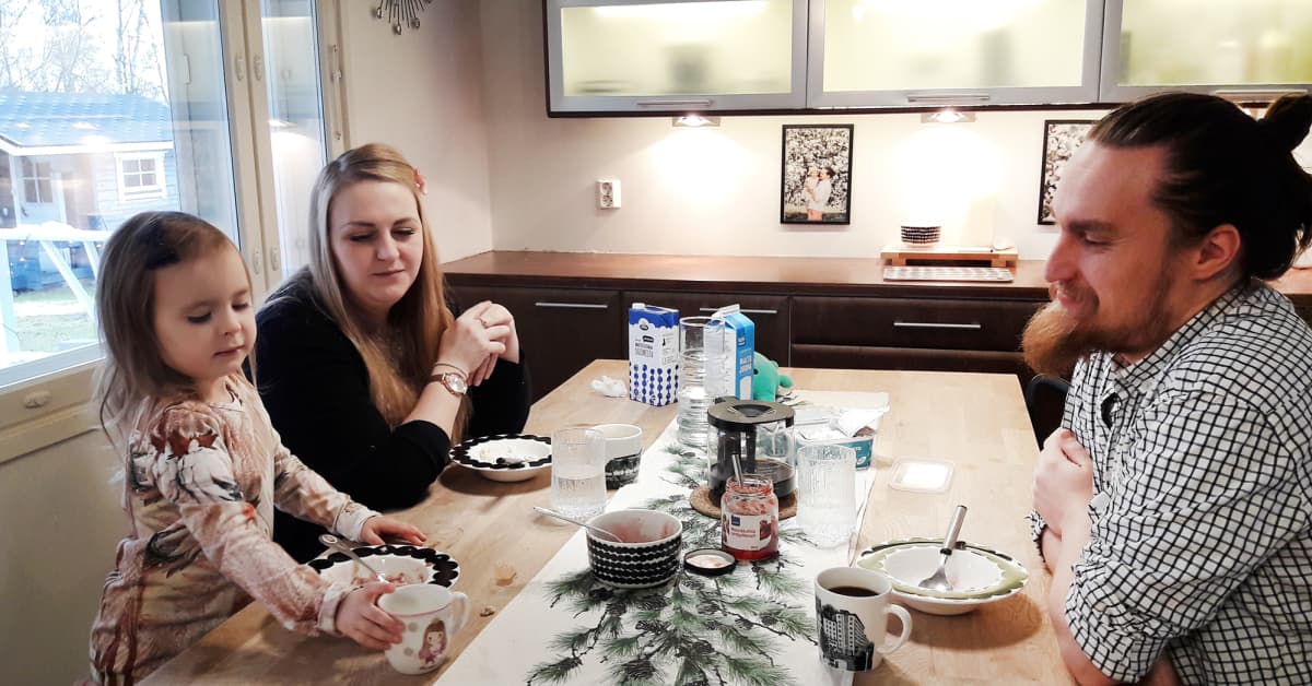Liisa ja Jussi Oja eivät käy työpaikoillaan juuri koskaan etätyön ...