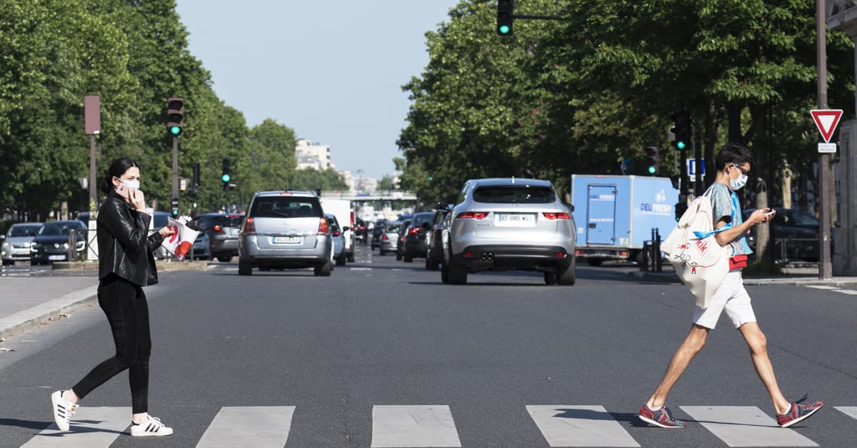 Pariisin metro ruuhkautui ja Champs-Élysées’n putiikit aukesivat, kun ...