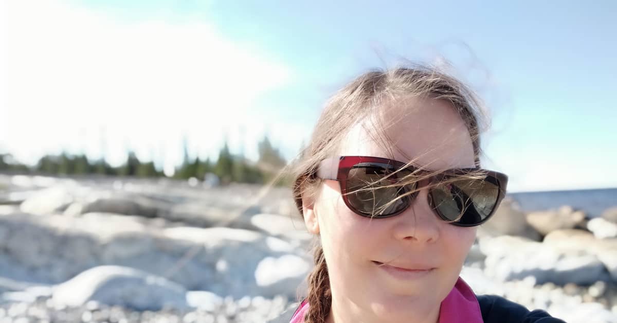 Dutki Hanna Outakoski: Mánát ja nuorat leat eahpesihkkarat čállit ...