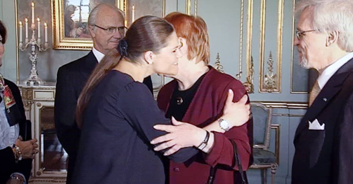 Presidentti Halonen lahjoitti prinsessa Victorialle "muumikamaa" | Yle