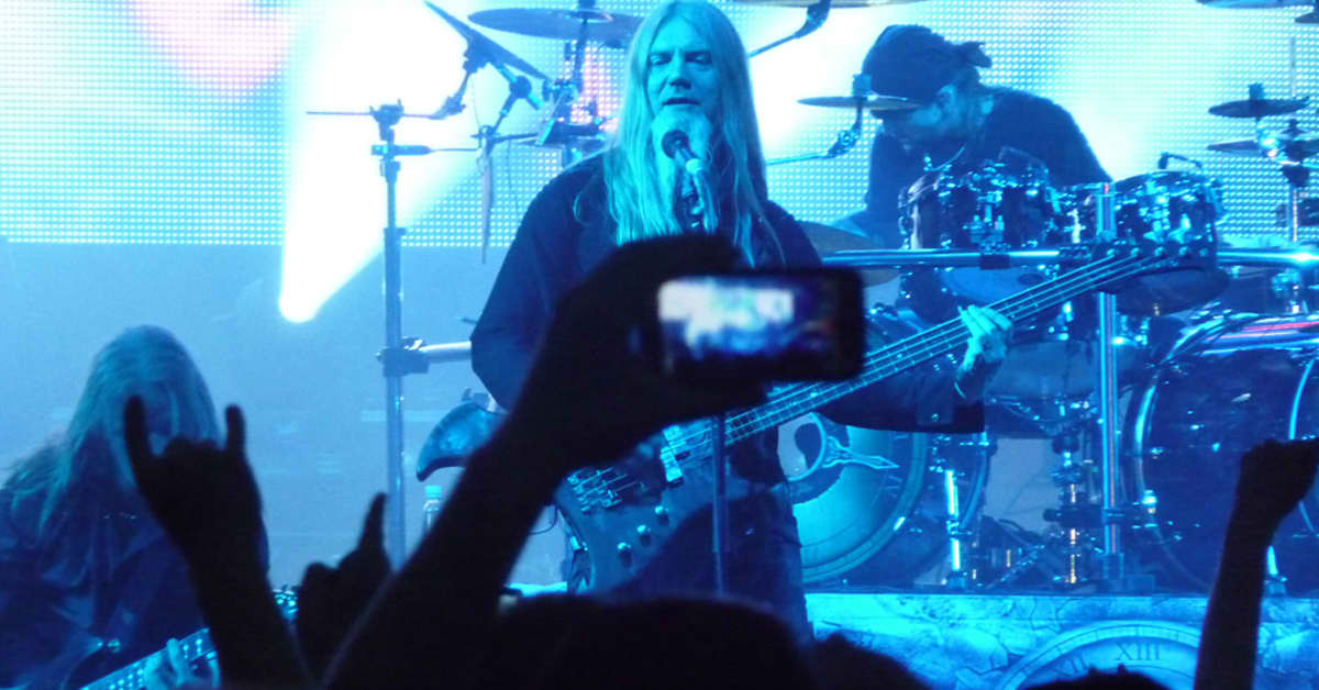 Kännykkäkamerat ajavat kameravalmistaja Canonia nurkkaan | Yle