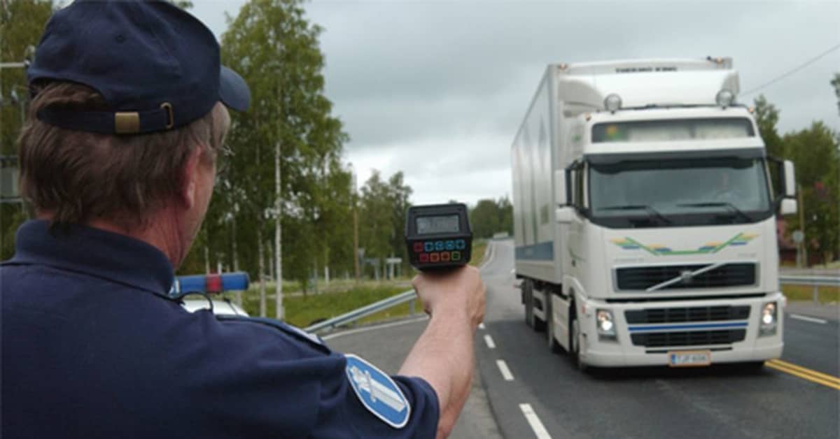 Poliisi valvoo raskasta liikennettä | Yle