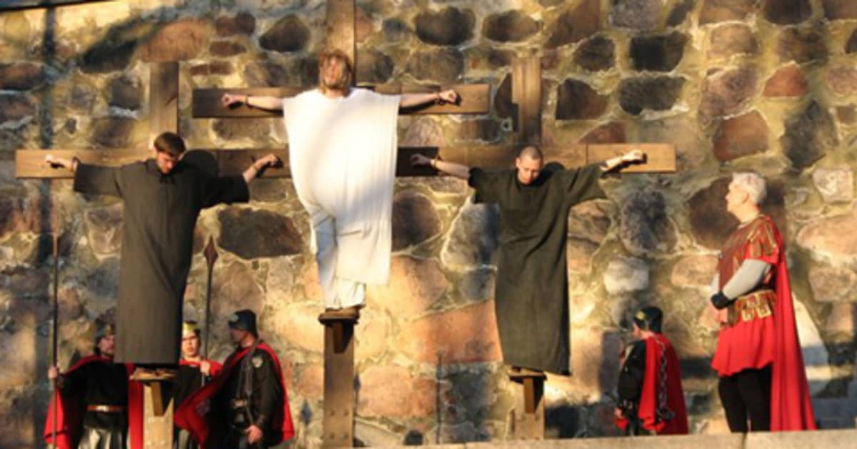 Jeesus ristiinnaulitaan jälleen Turun tuomiokirkon portailla | Yle