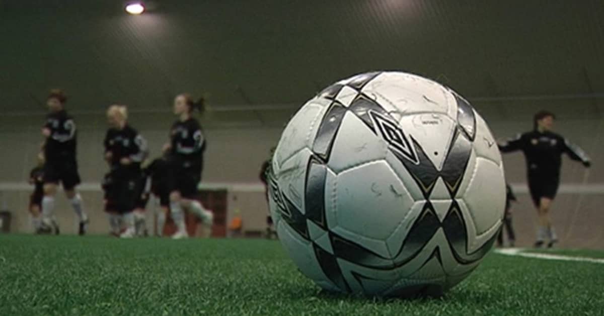 Pallo ja nappulakengät ovat lasten kotouttamisen keinoja Kokkolassa | Yle