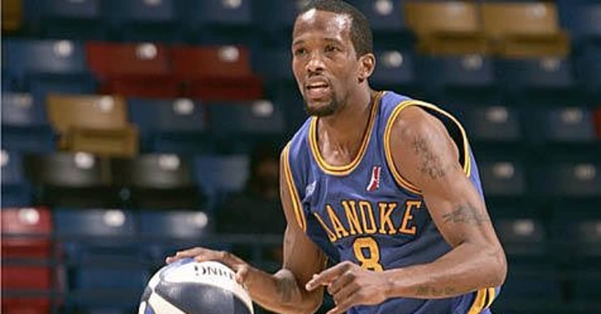 Malik Moore LrNMKY:n pelinrakentajaksi | Yle