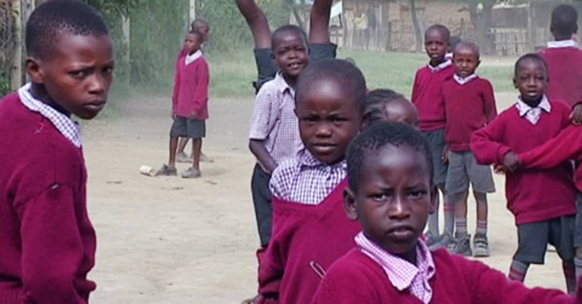 Veteliläiset tekevät kenialaiskylän kirkkoon katon | Yle