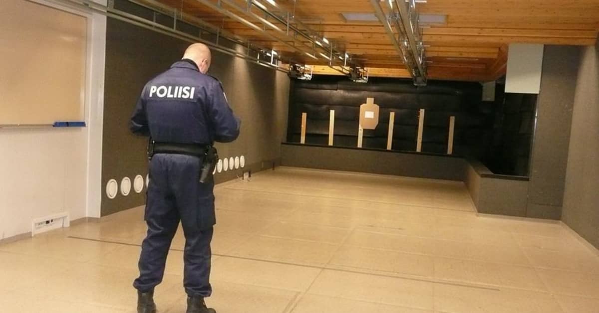 Poliisit takaisin koulunpenkille | Yle