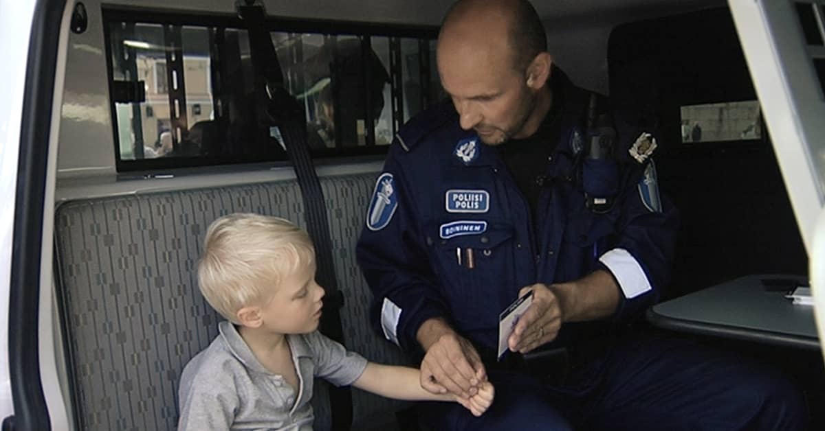 Poliisit halutaan palvelupisteistä kenttätyöhön | Yle