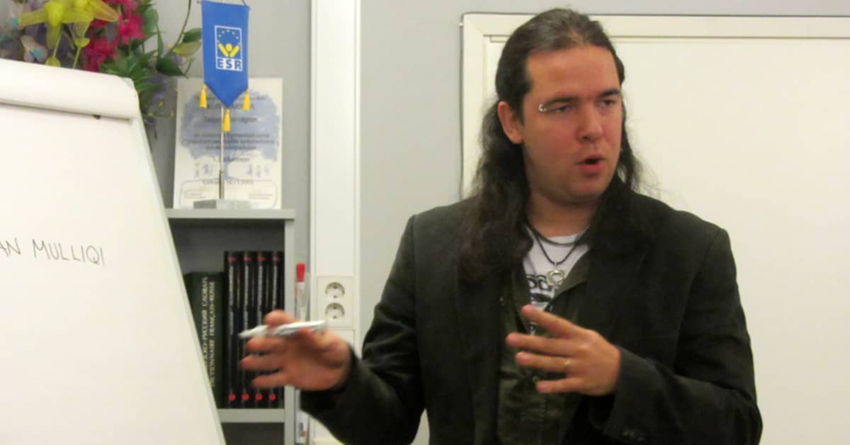 Tulkki toimii kahden kulttuurin välikappaleena | Yle
