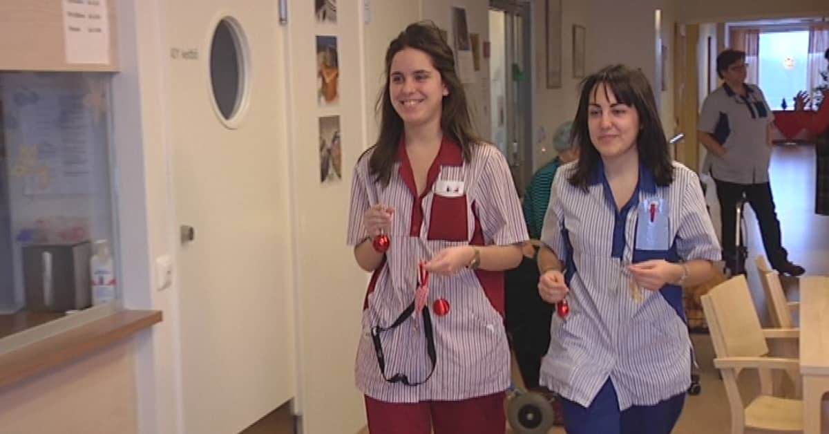 Spanish nurses use personality to overcome language barrier | Yle