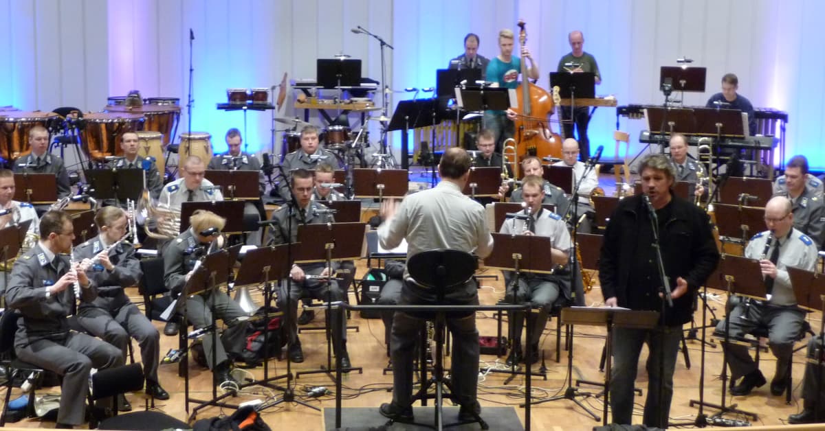 "Yö väistyy, tuuli nousee, sarastaa" - Sotilassoittokunnilla viimeiset ...