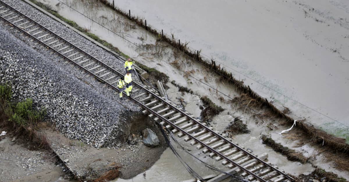 Norjan tuhotulvat katkovat maanteitä ja junaratoja - vesi jätti kiskot ...