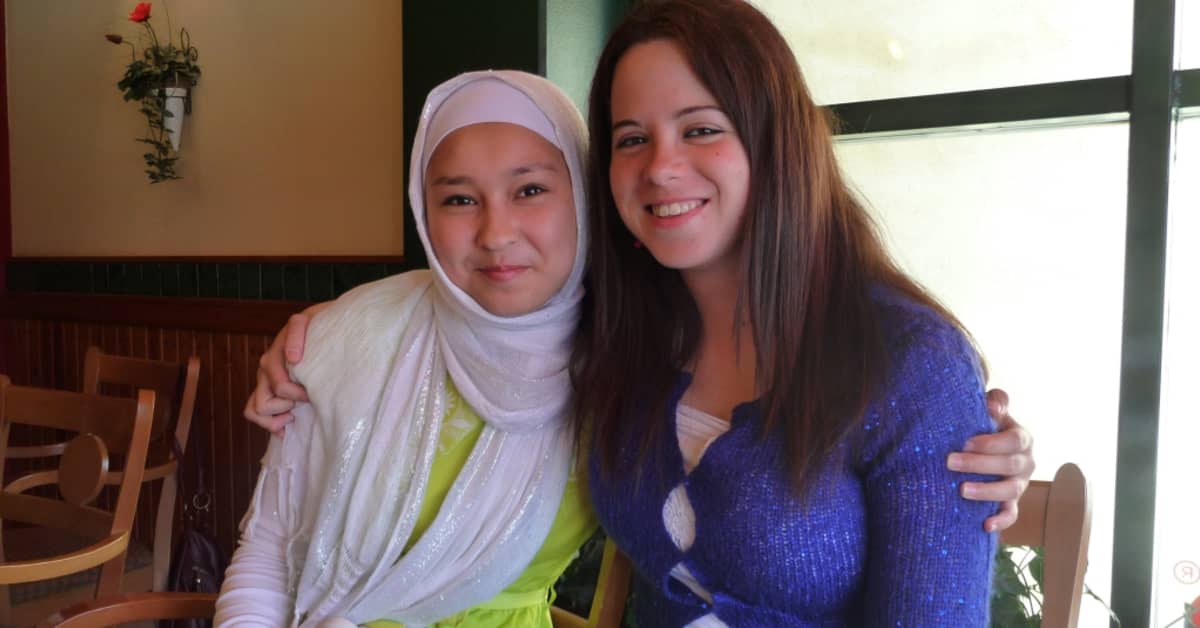 Young foreigners helping refugees integrate | Yle