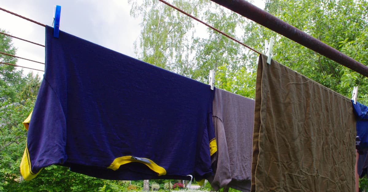 Vesisade vie pyykiltä värin ja venyttää paidasta paitiksen | Yle