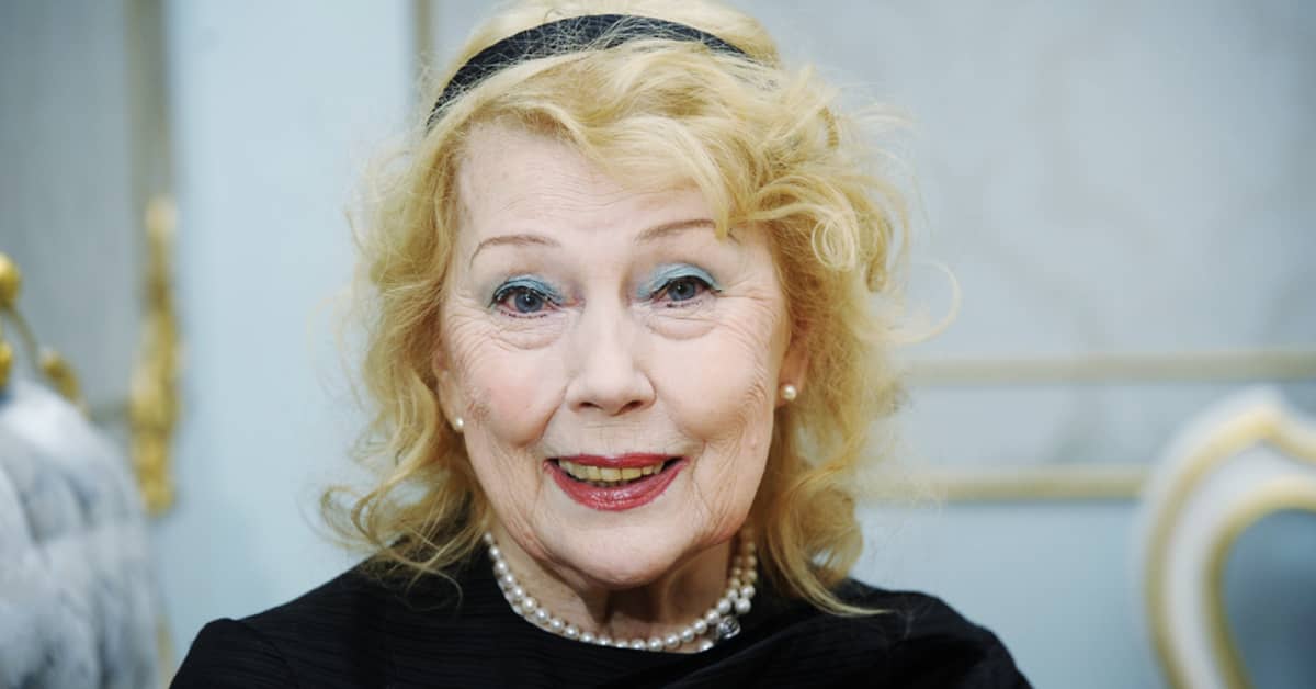 Tea Ista sairauden takia syrjään Kansallisteatterista | Yle