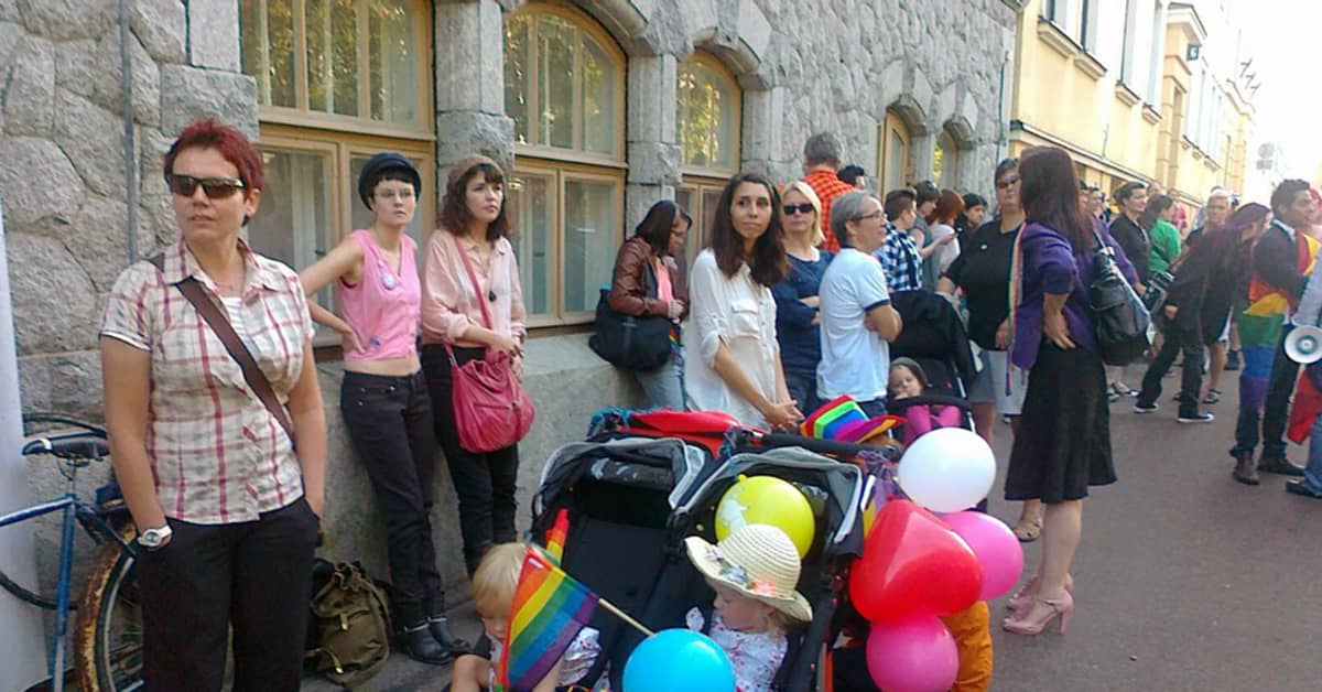 "Kiss-in" protest targets Russian Embassy | Yle