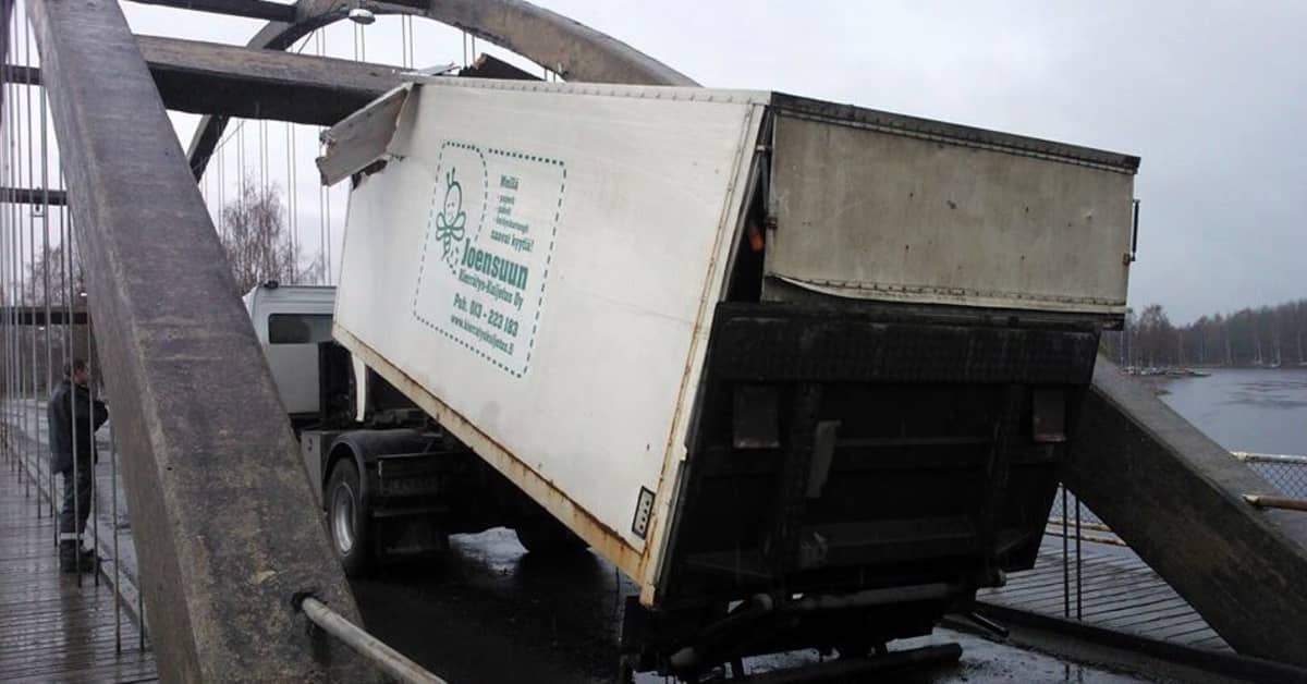 Kuorma-auton kontti vaurioitti siltaa Lieksassa – silta suljettu ...